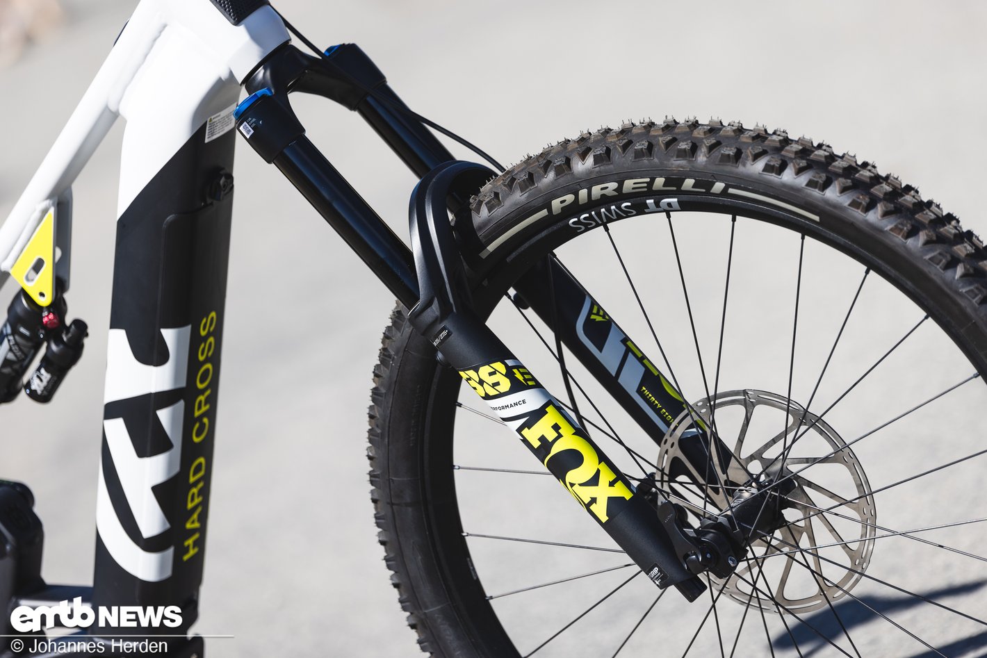 Neue Husqvarna Hard Cross E-Bikes: Ready für Bikepark und raue Trails ...