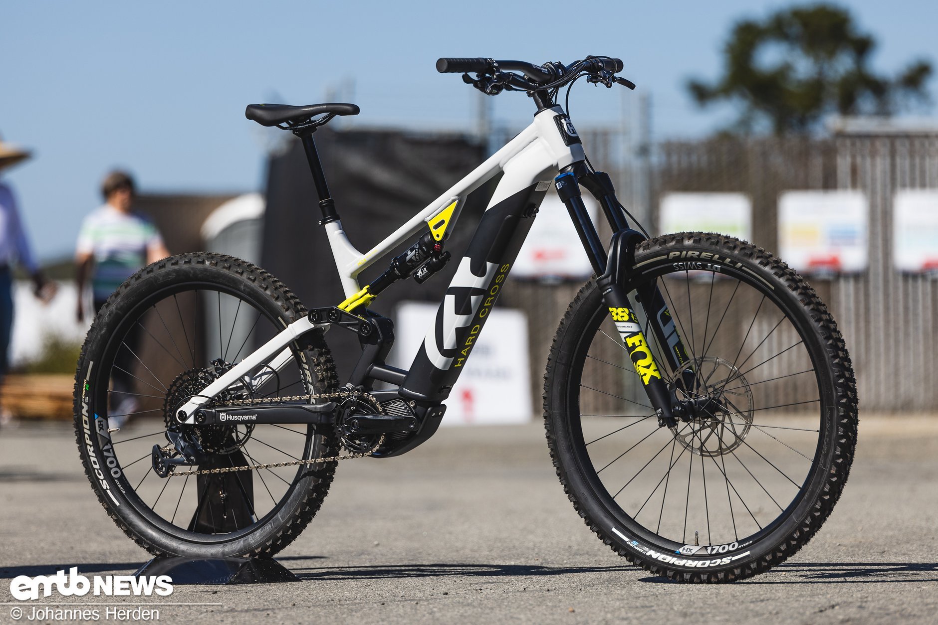 Neue Husqvarna Hard Cross E-Bikes: Ready für Bikepark und raue Trails ...