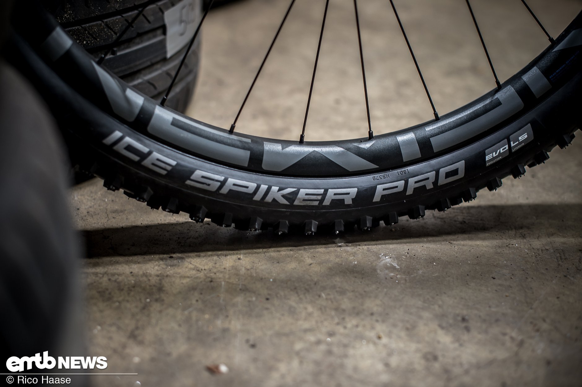 Schwalbe Dirty Dan vs. Ice Spiker Pro: Braucht man im Winter Spikes?
