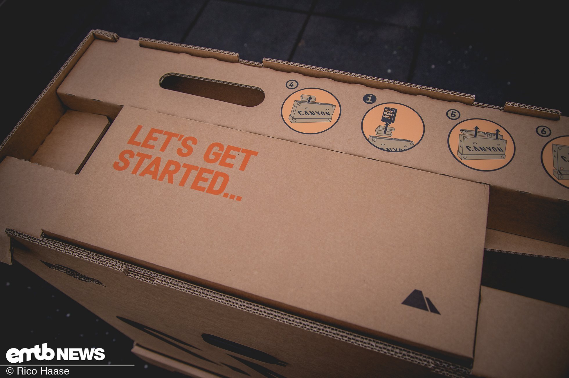 Foto: Der Karton ist geöffnet und fordert dazu auf, da…