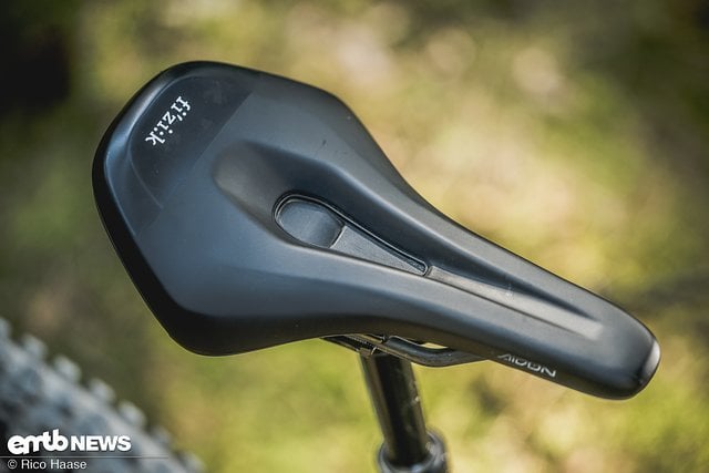 Foto: Der Fizik-Sattel ist weich gepolstert und hat ei…